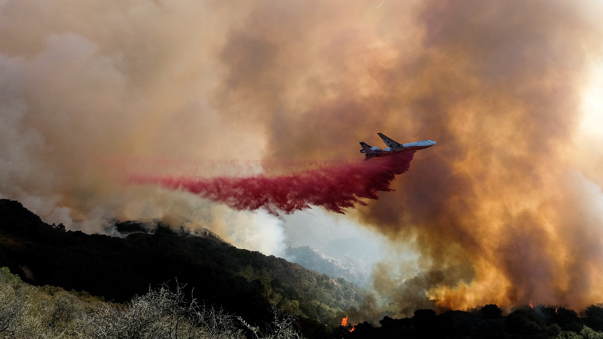 US tests new retardant for fighting West's wildfires | kgw.com