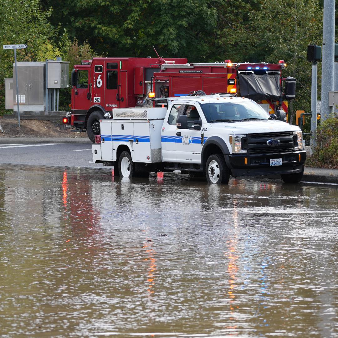 Major water main break shuts down Clark County roadway to WSU | kgw.com