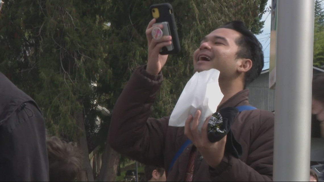 TriMet unveils new sixth-generation MAX train | kgw.com