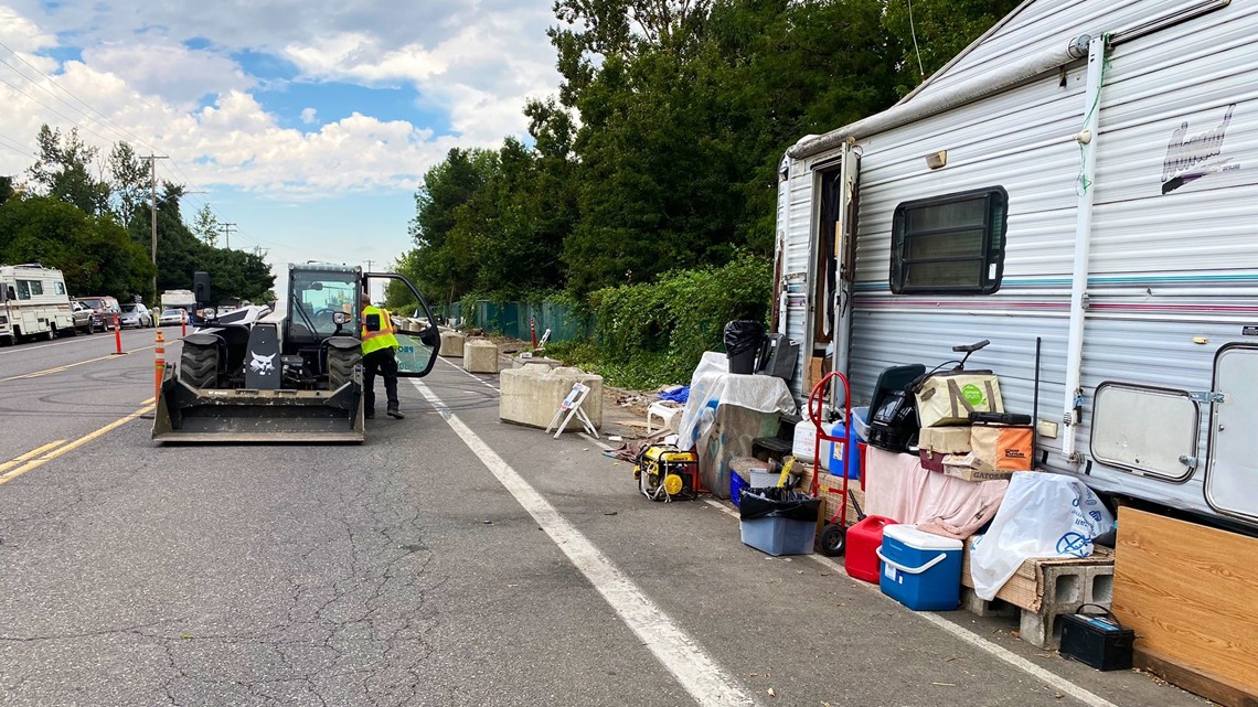 Homeless try to save belongings as city removes NE Portland camps | kgw.com