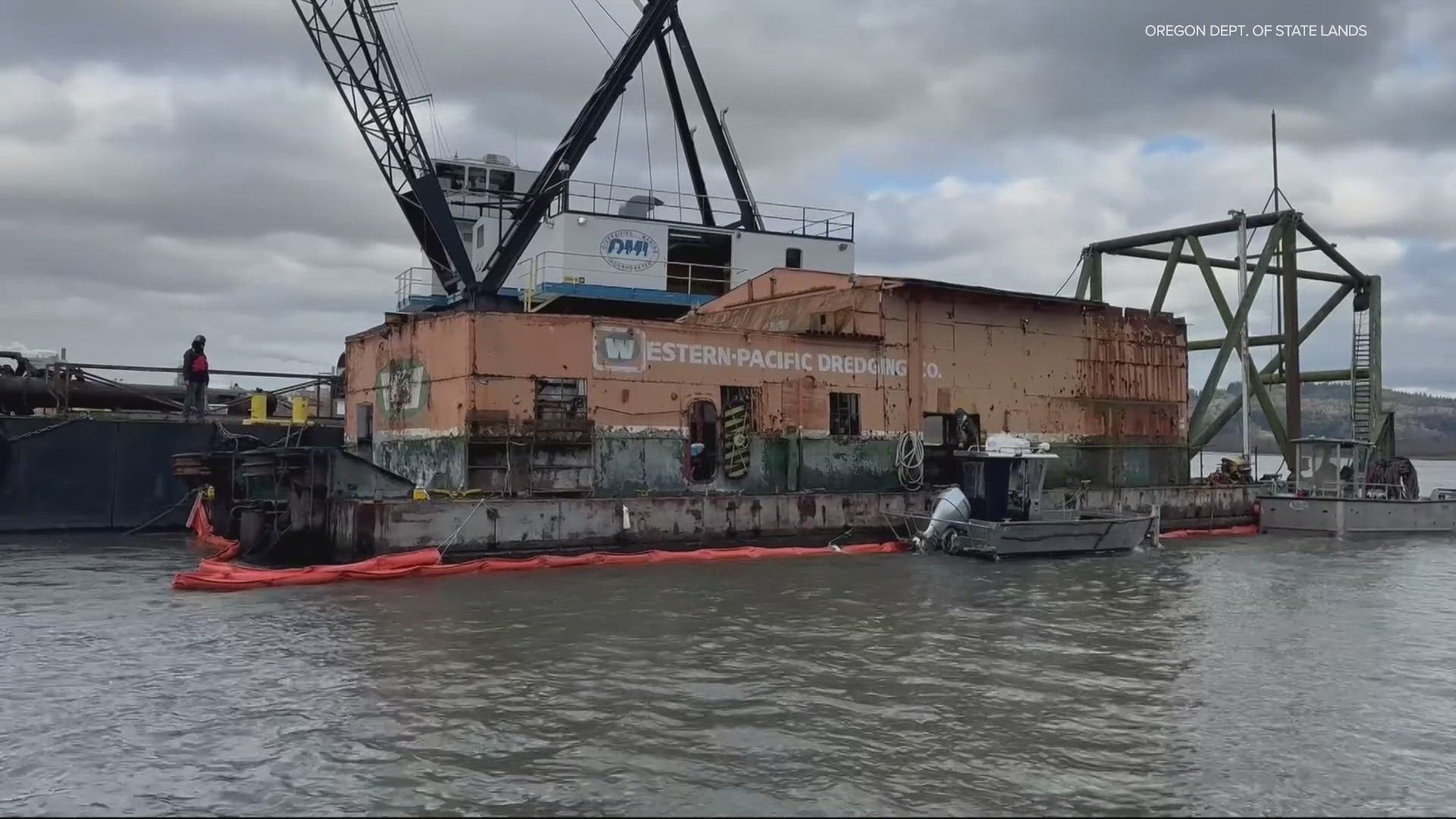Abandoned barge cleaned up from Columbia River | kgw.com