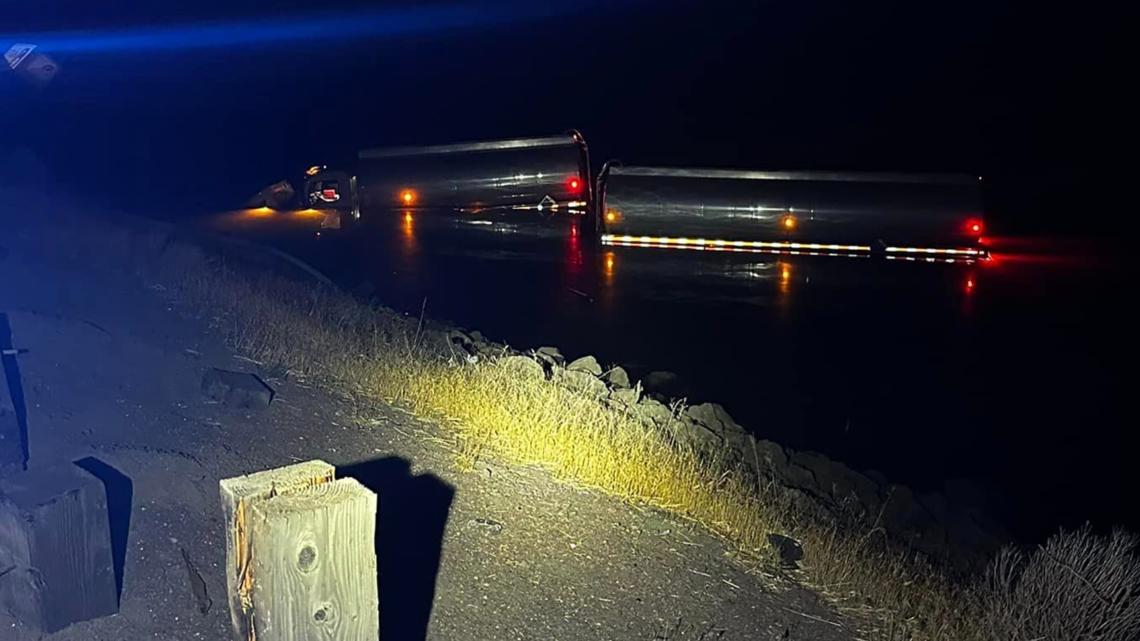 I-84 reopens at Biggs Junction after trucks crashed into river | kgw.com