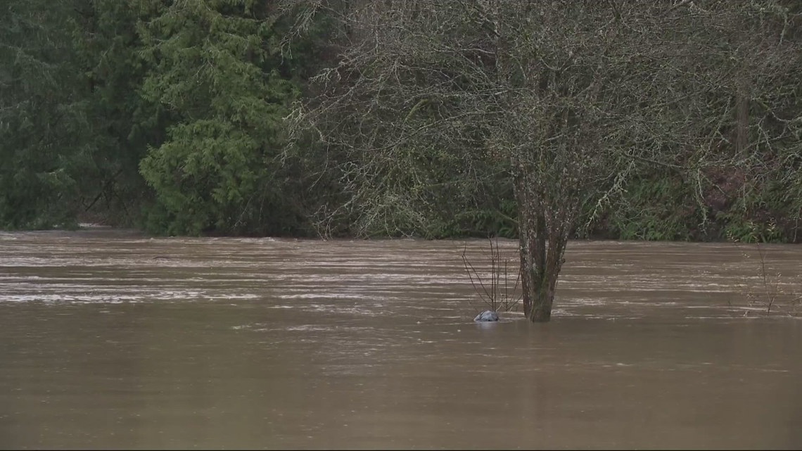 Kalama resident walks out to floating door mat, ice chest amid intense ...