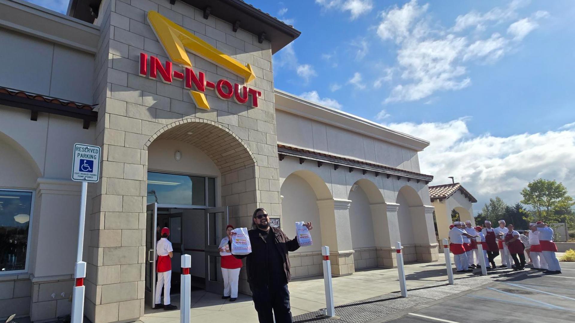 Large crowd lines up for In-N-Out's grand opening in Ridgefield | kgw.com