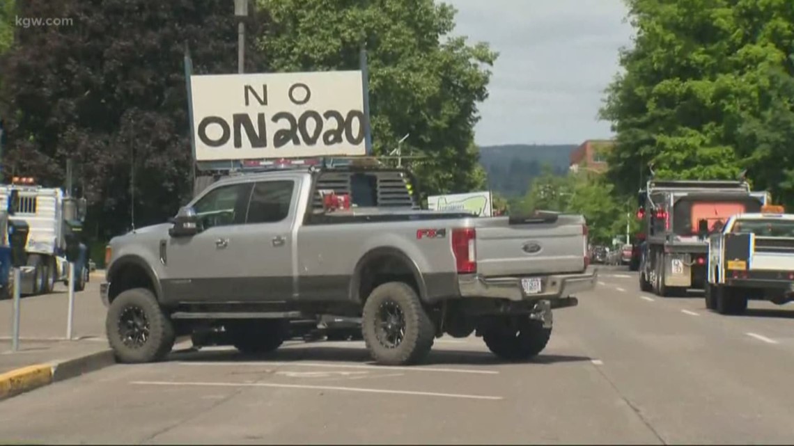 Oregon loggers and truckers form parade of big rigs before rallying at ...