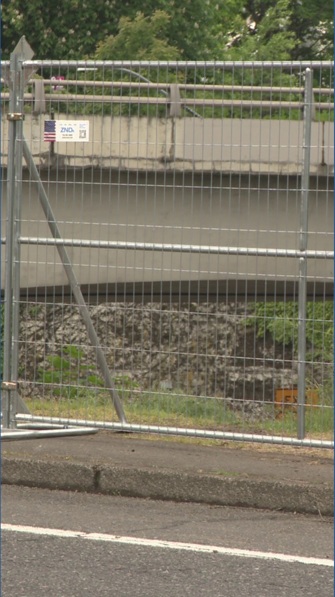 Fences go up to block homeless camps near I-405 in downtown Portland ...