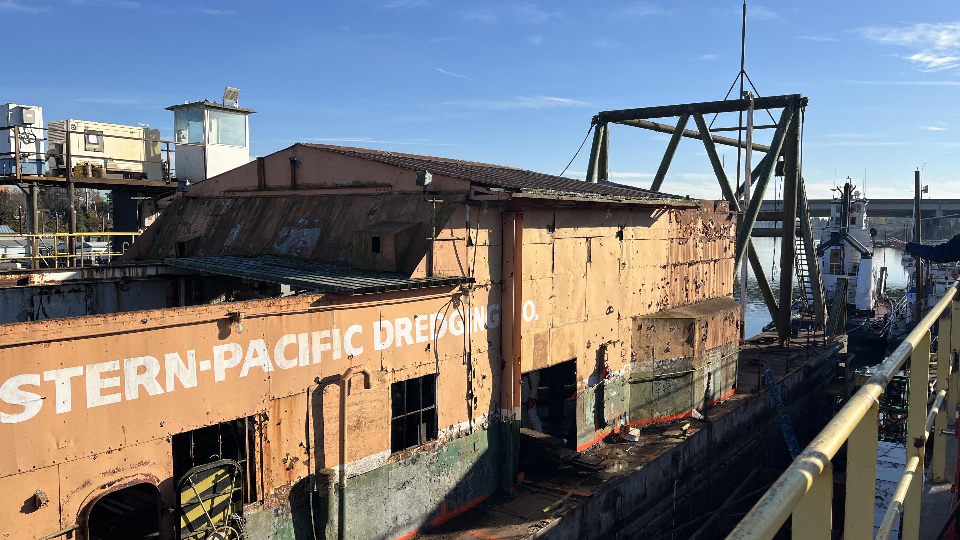 Abandoned barge cleaned up from Columbia River | kgw.com