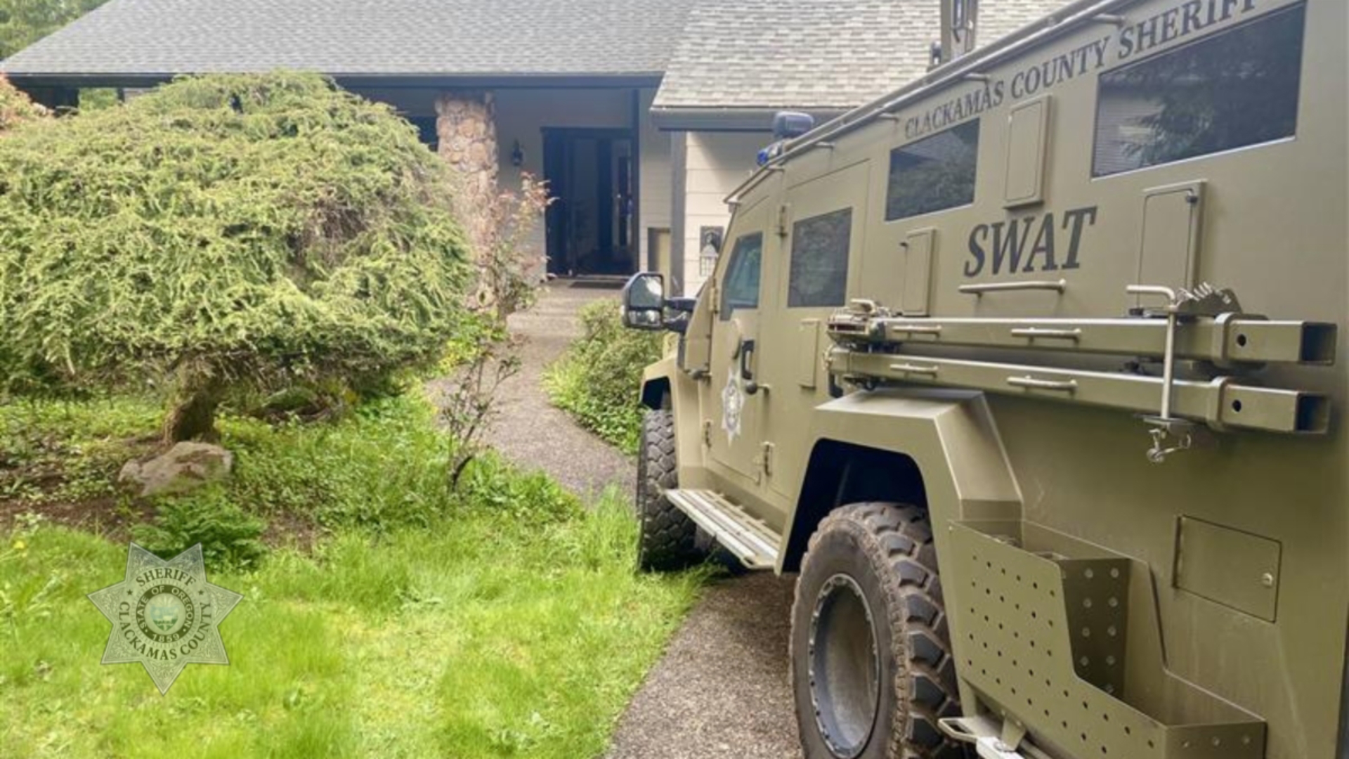 Man arrested after standoff at Clackamas County house | kgw.com