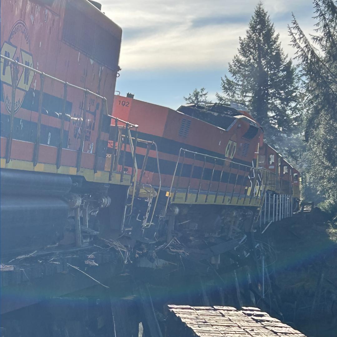 Railroad bridge damaged in derailment near Oregon coast | kgw.com
