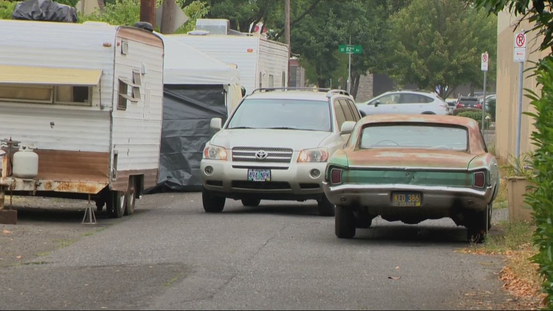 Southeast Portland homeless camp blocks narrow street | kgw.com