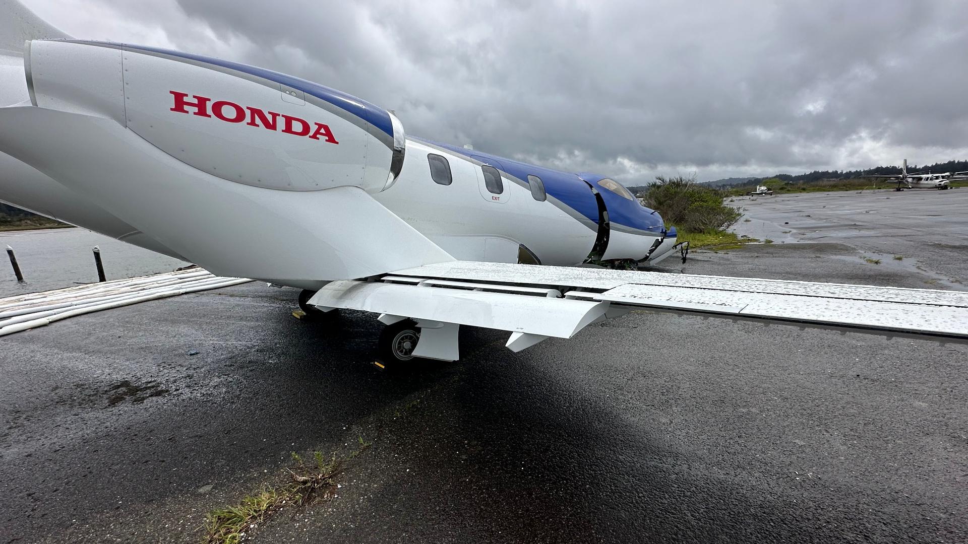 Small plane skids off runway into water in North Bend; 5 people rescued ...
