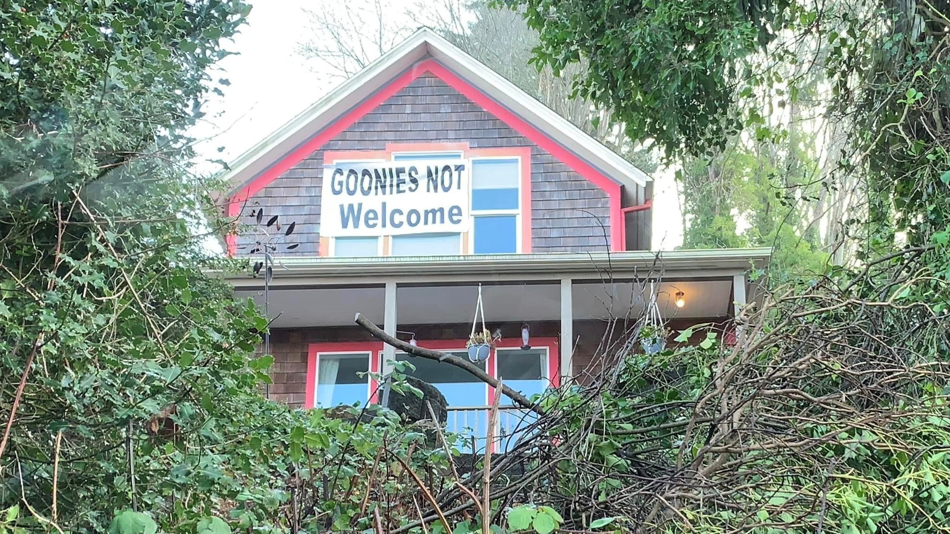 'Goonies' house neighbor's banner tells movie fans to stay away | kgw.com