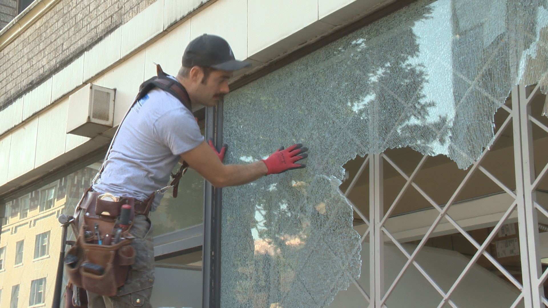 Man smashes windows at multiple businesses in downtown Portland | kgw.com