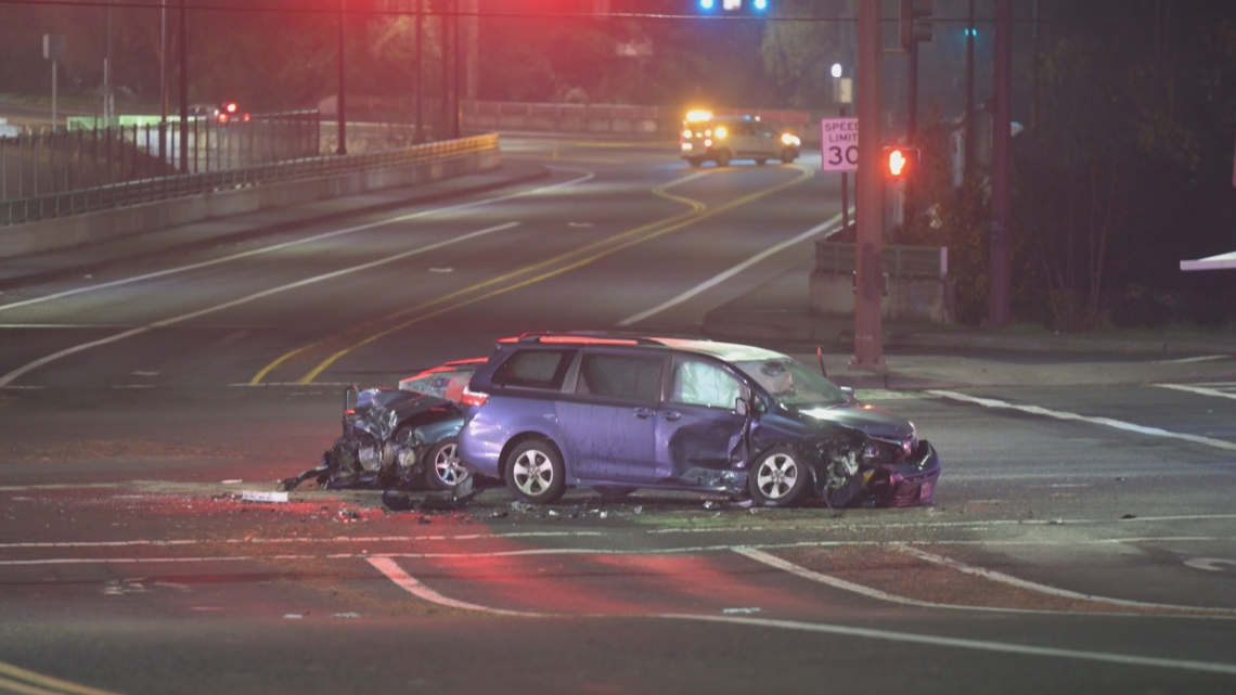2 dead in Southwest Portland car crash | kgw.com