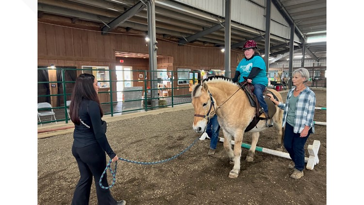 Oregon group offers hope through horses | kgw.com