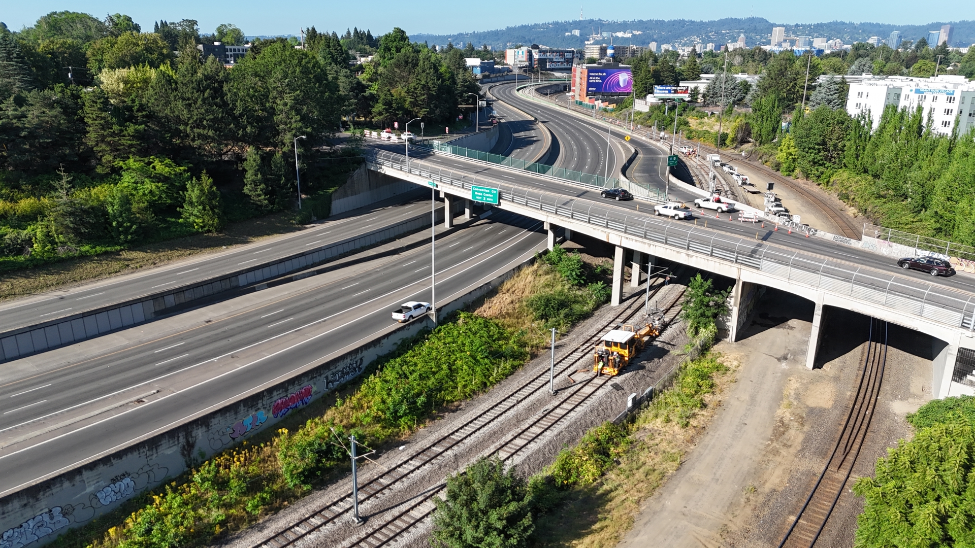 Gov. Kotek joins I-84 cleanup during weekend closure | kgw.com