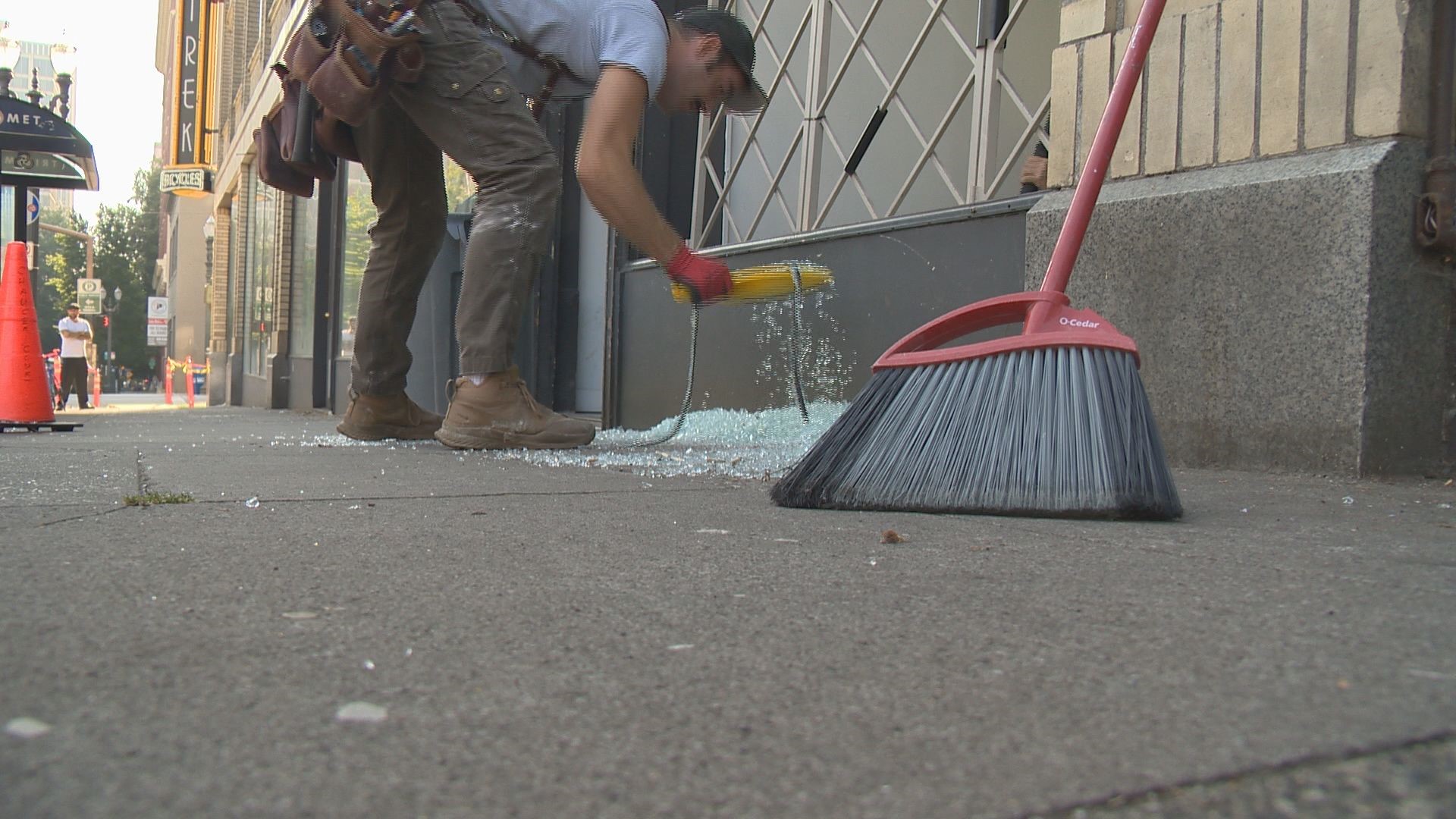 Man smashes windows at multiple businesses in downtown Portland | kgw.com