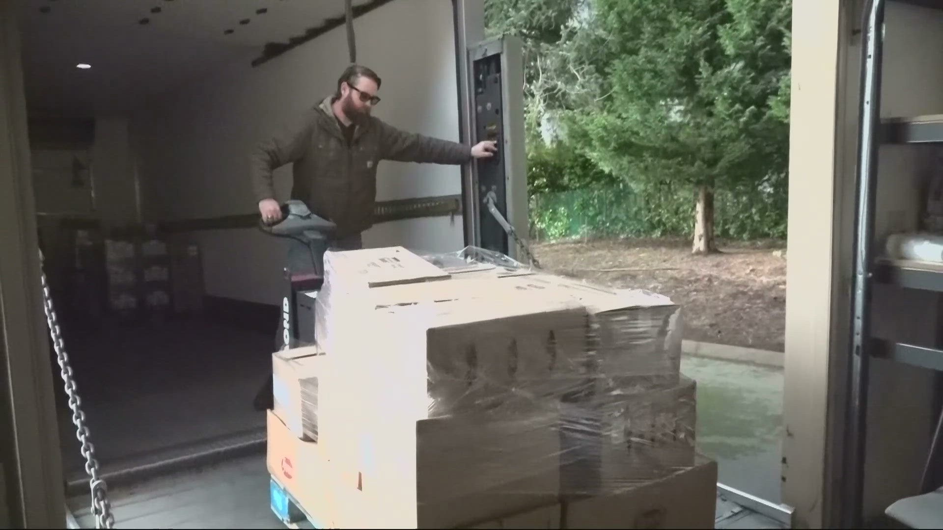 Oregon Food Bank truck drivers deliver hundreds of pounds of food daily ...