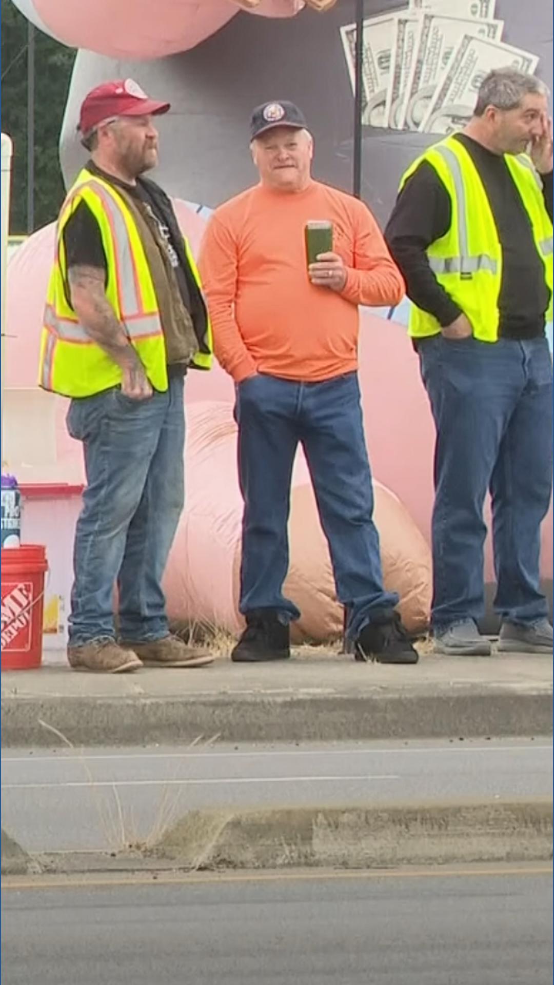 Construction workers protest alleged safety violations at Rotschy | kgw.com