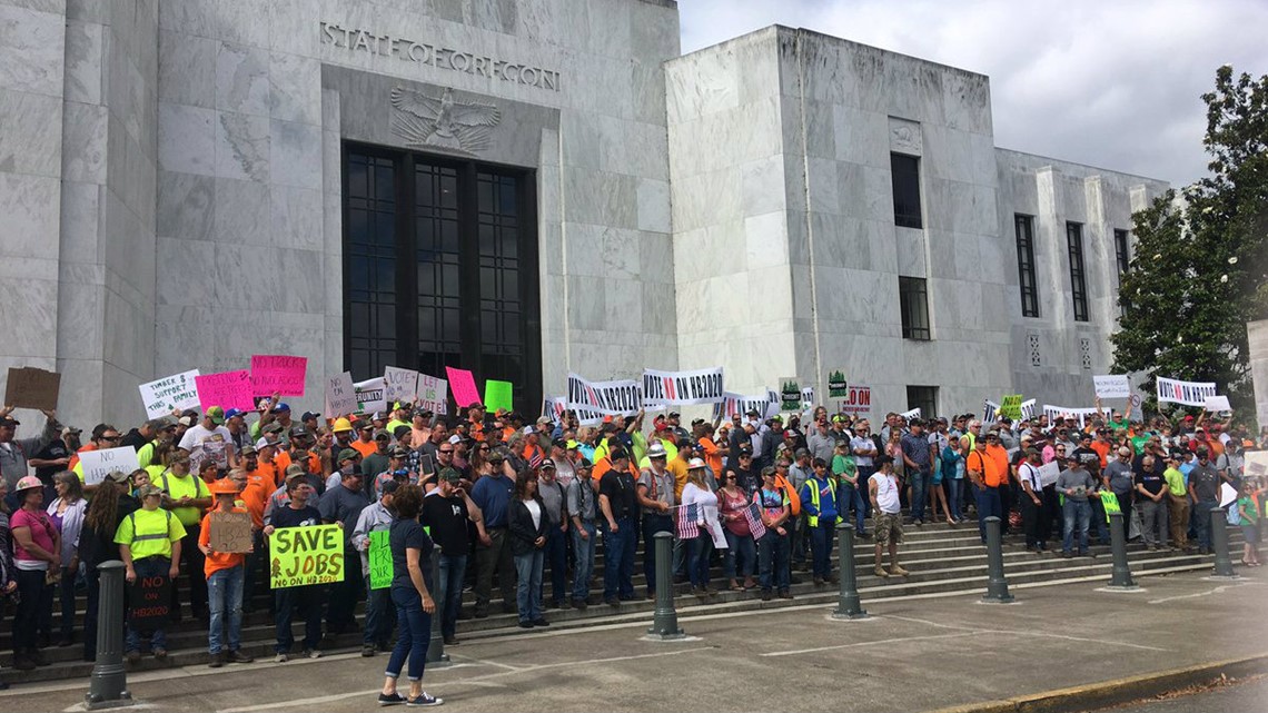 Loggers and truck drivers rally in Salem, Oregon to protest HB 2020 ...