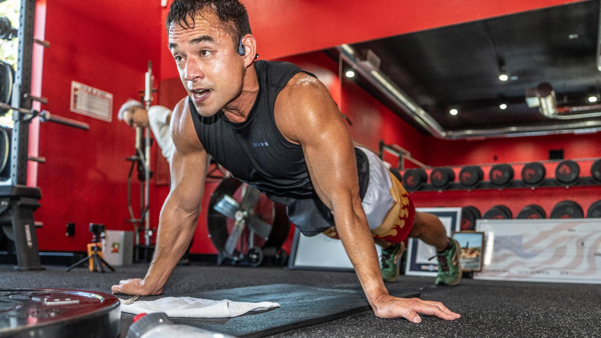 Oregon National Guard Major sets world record with 1,721 push-ups in an ...