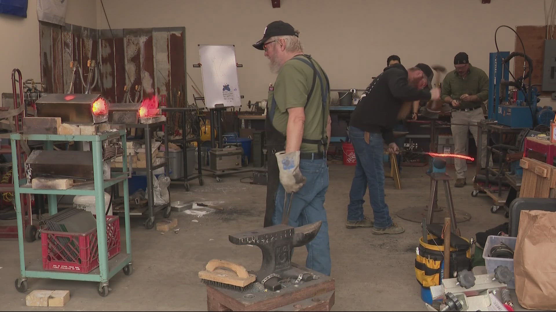 Veterans, first responders find healing through blacksmithing | kgw.com