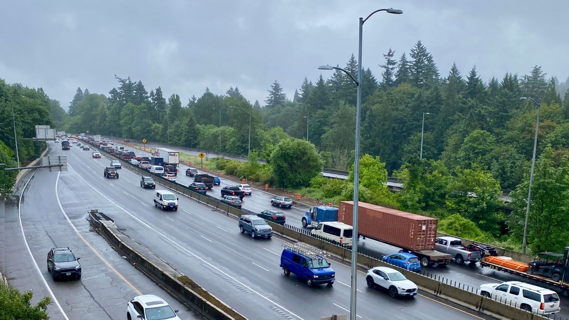 Disabled semitruck causes several mile-long traffic backup on I-5 | kgw.com