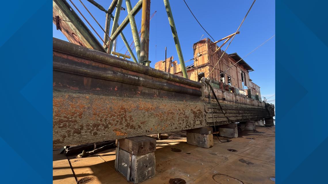 Abandoned barge cleaned up from Columbia River | kgw.com