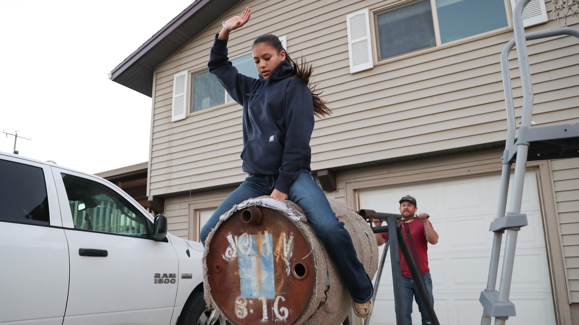 Oregon teen wants to be first woman at bull riding's top level | kgw.com