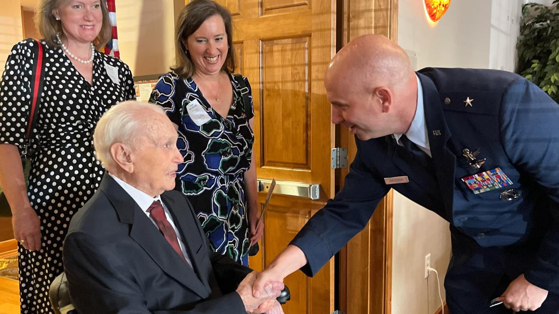 102-year-old Portland World War II veteran awarded Purple Heart | kgw.com