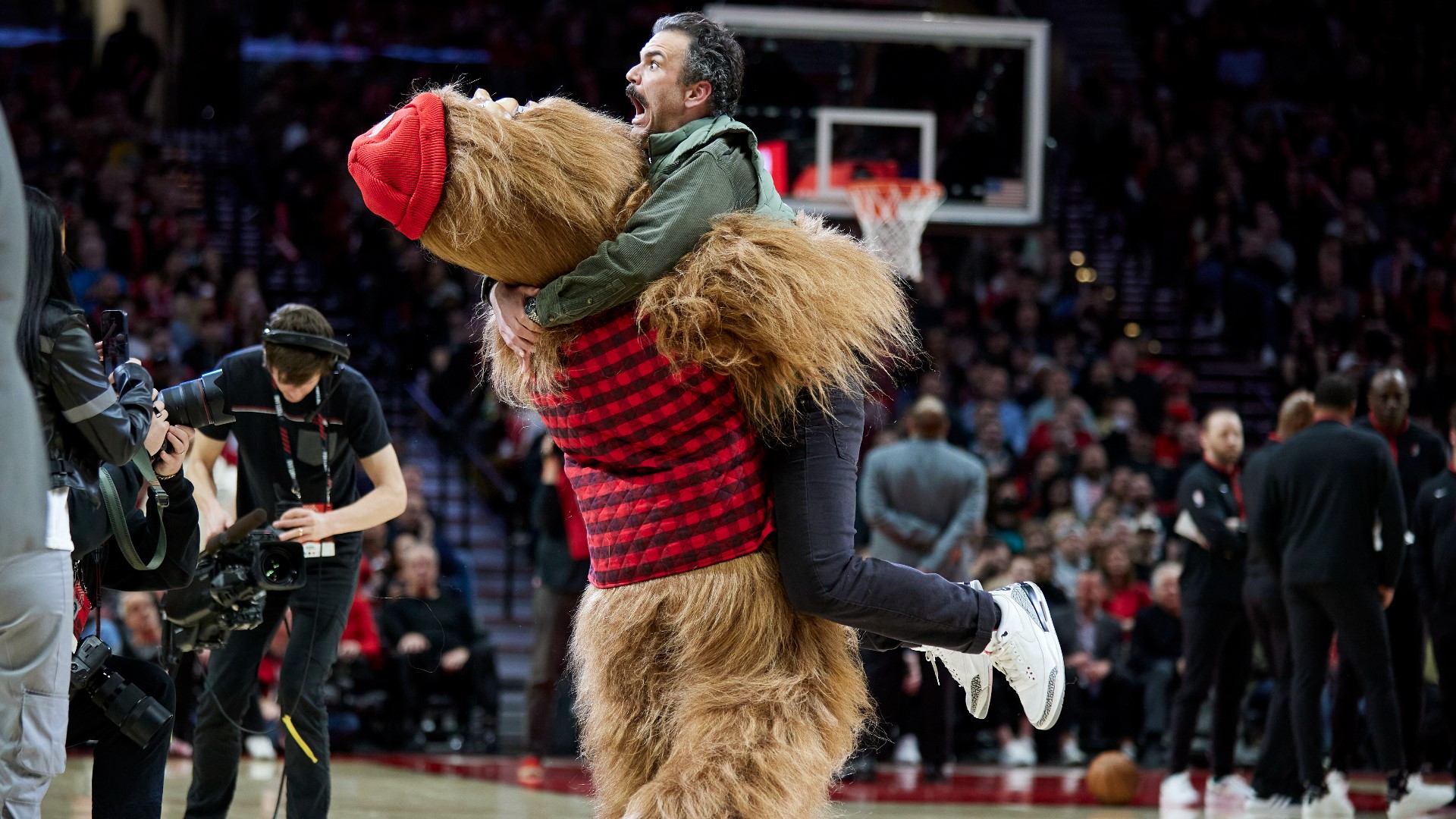 Portland Blazers fans react to new Bigfoot mascot, Douglas Fur | kgw.com