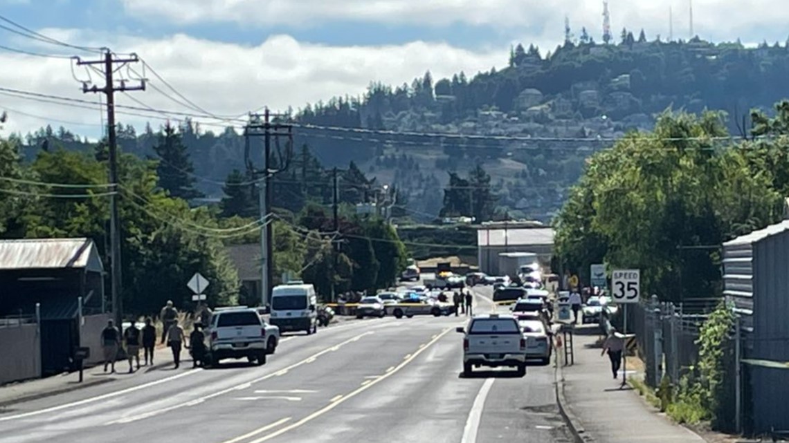 Two deputies shot north of Clackamas, Oregon, taken to hospital | kgw.com