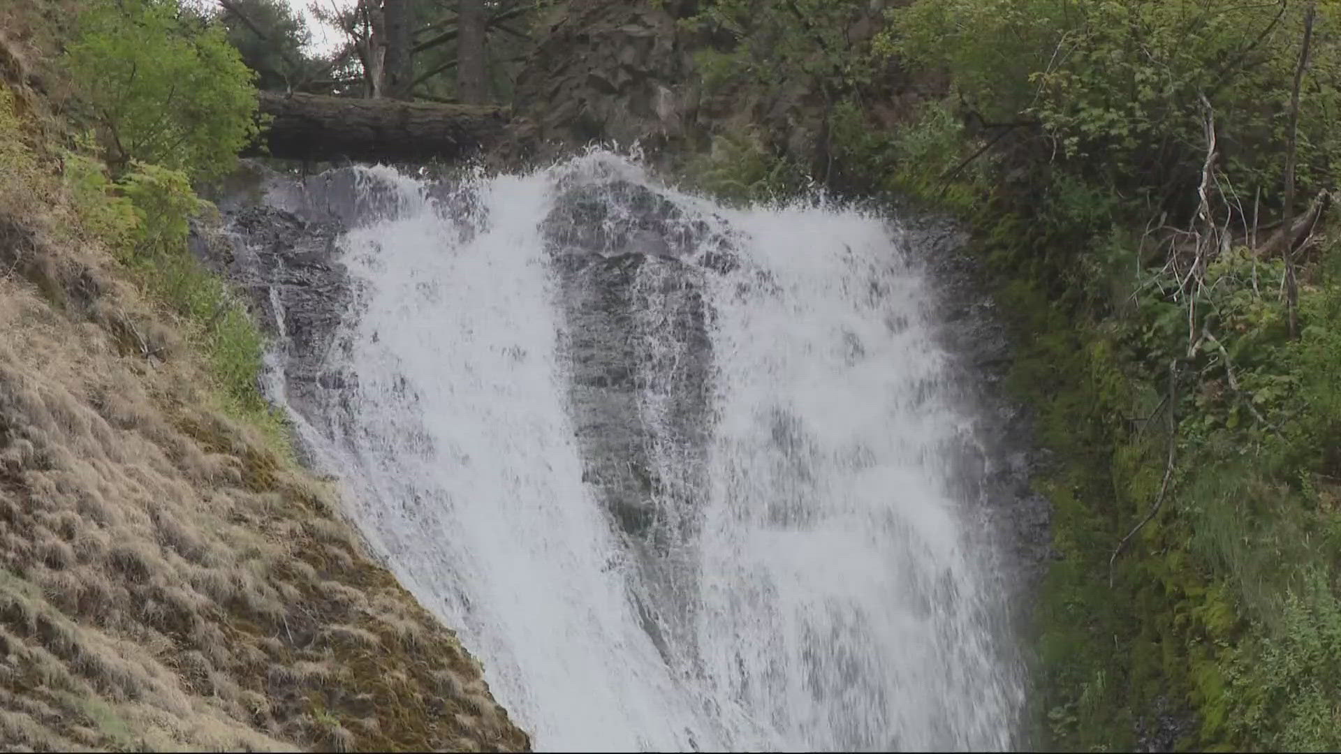 Officials urge caution after hiker's death at Multnomah Falls | kgw.com