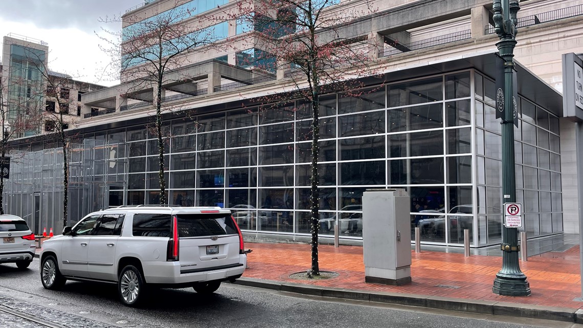 Apple takes down security walls around downtown Portland store | kgw.com