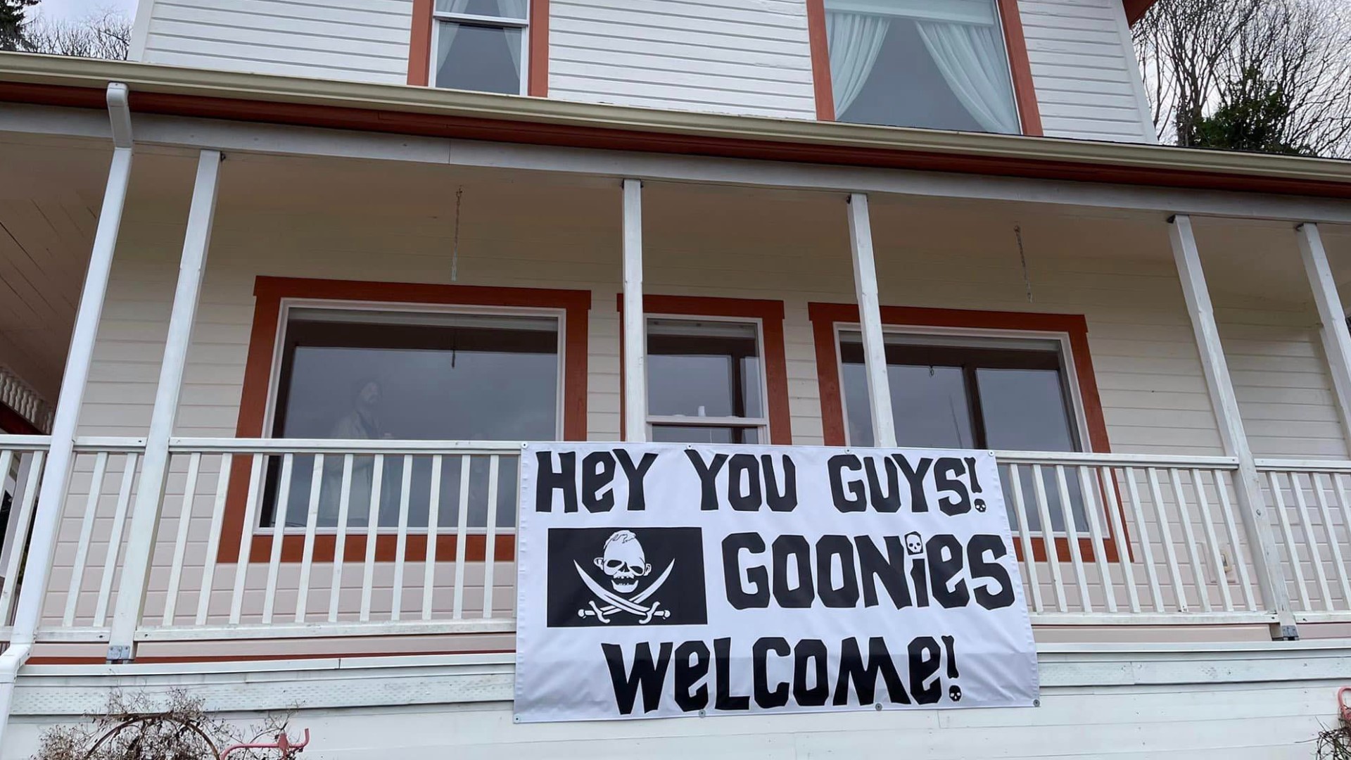 'Goonies' house neighbor's banner tells movie fans to stay away | kgw.com