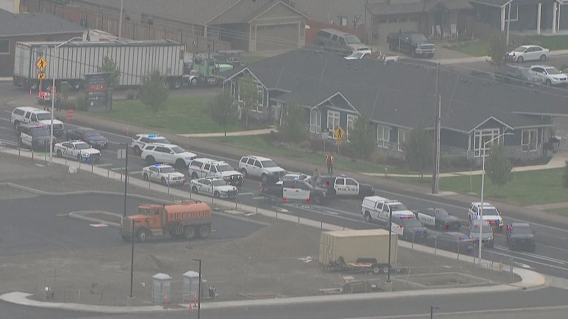 Man opens fire on police officers from inside home in Molalla | kgw.com