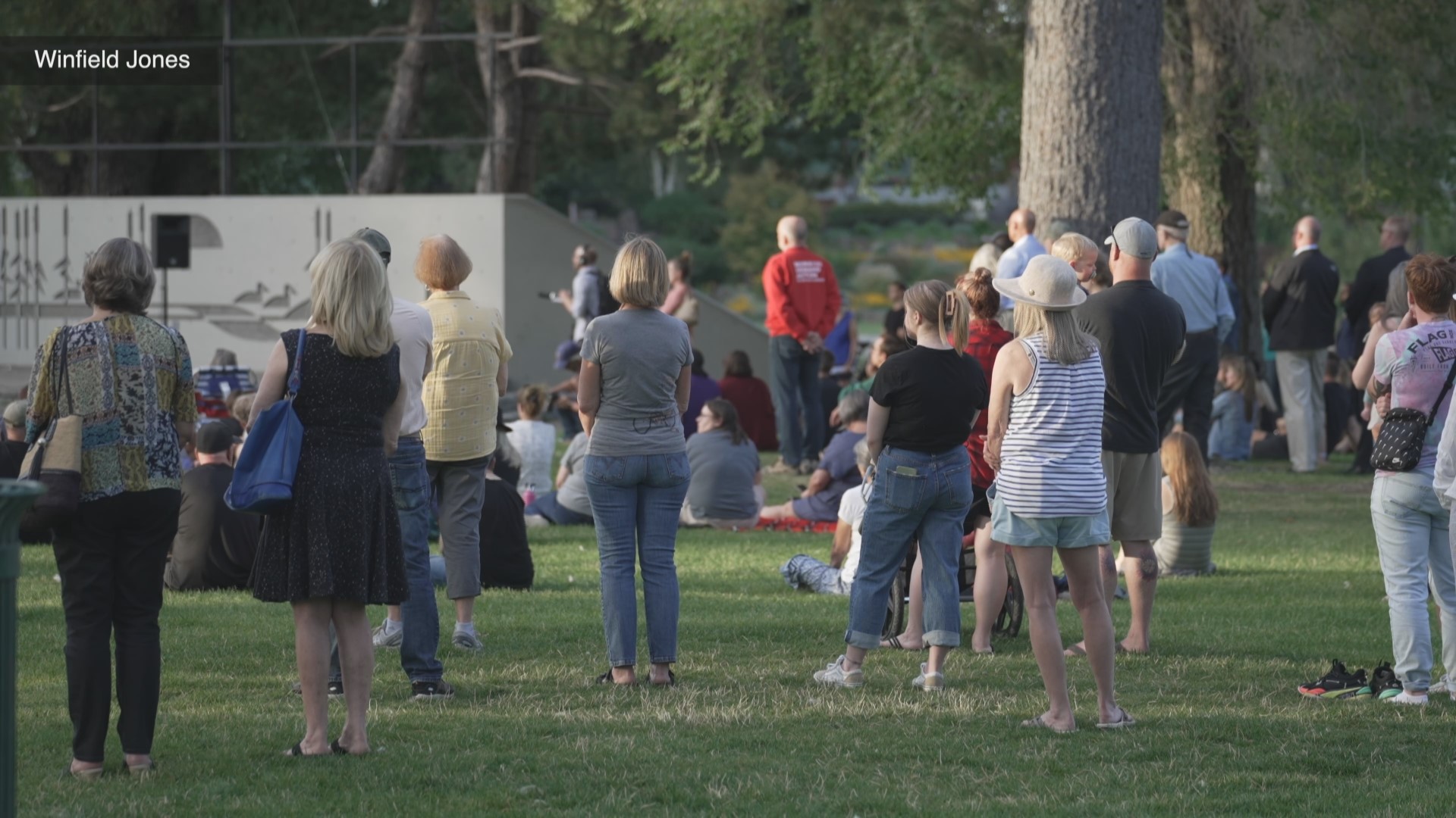 Bend Safeway shooting victims honored at vigil | kgw.com