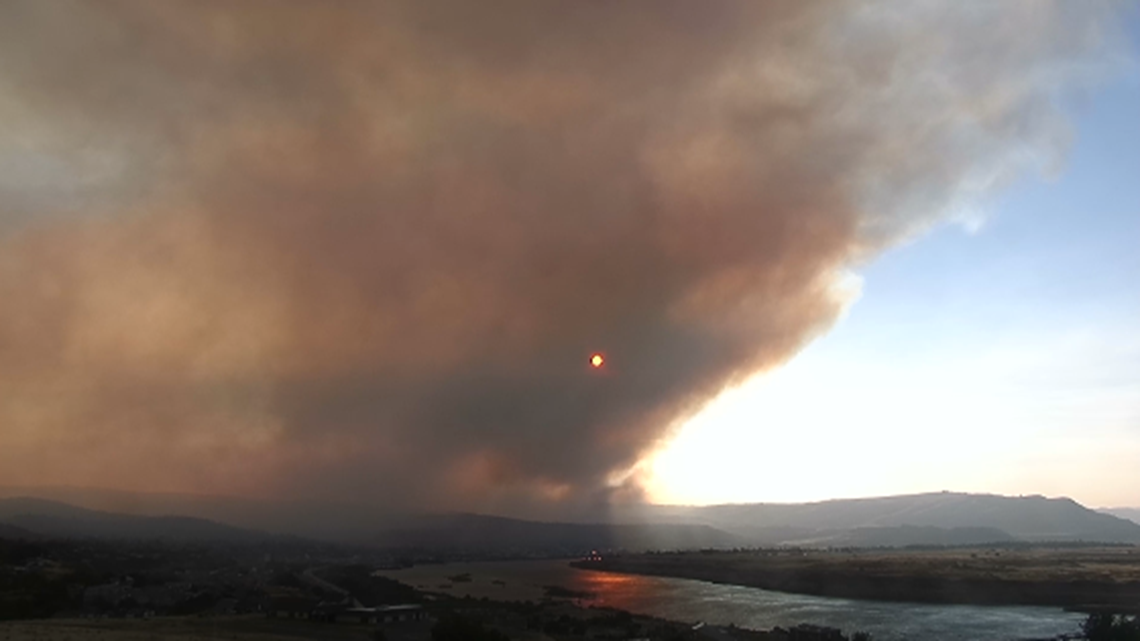 Wildfire spreads near Mosier in Oregon's Columbia River Gorge | kgw.com