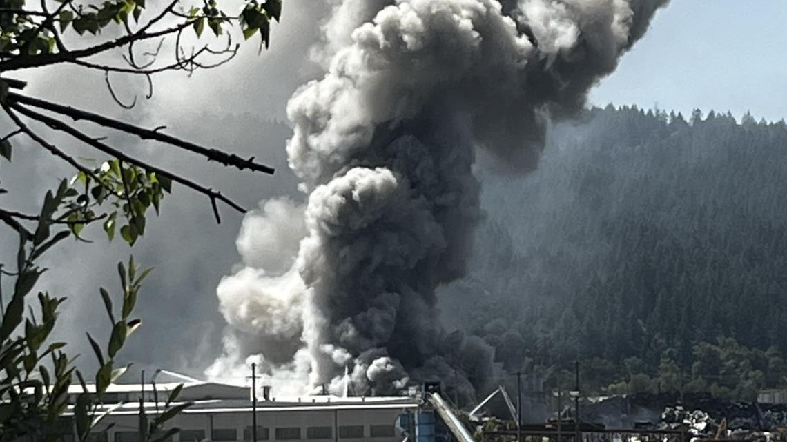 Large pile fire sends plume of smoke over North Portland | kgw.com
