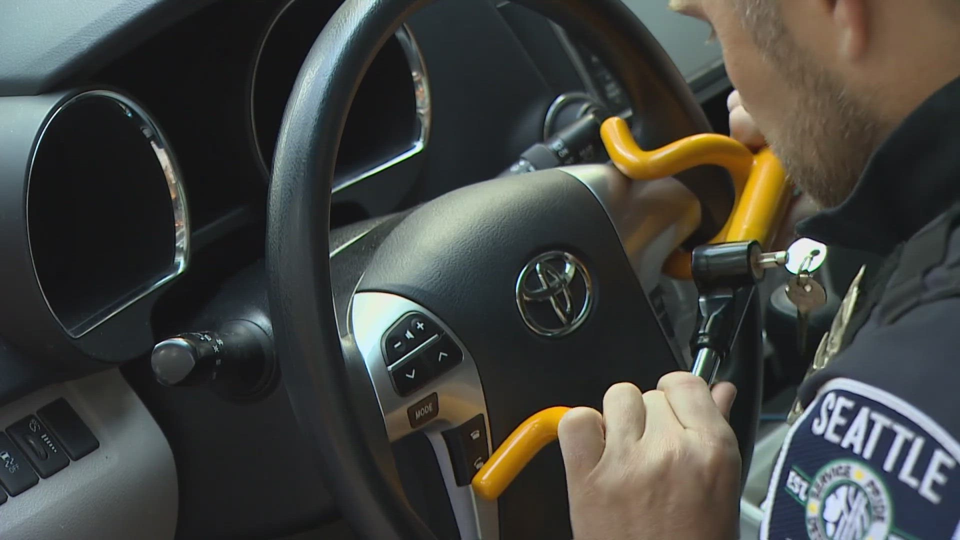 Seattle police giving away steering wheel locks due to car thefts | kgw.com