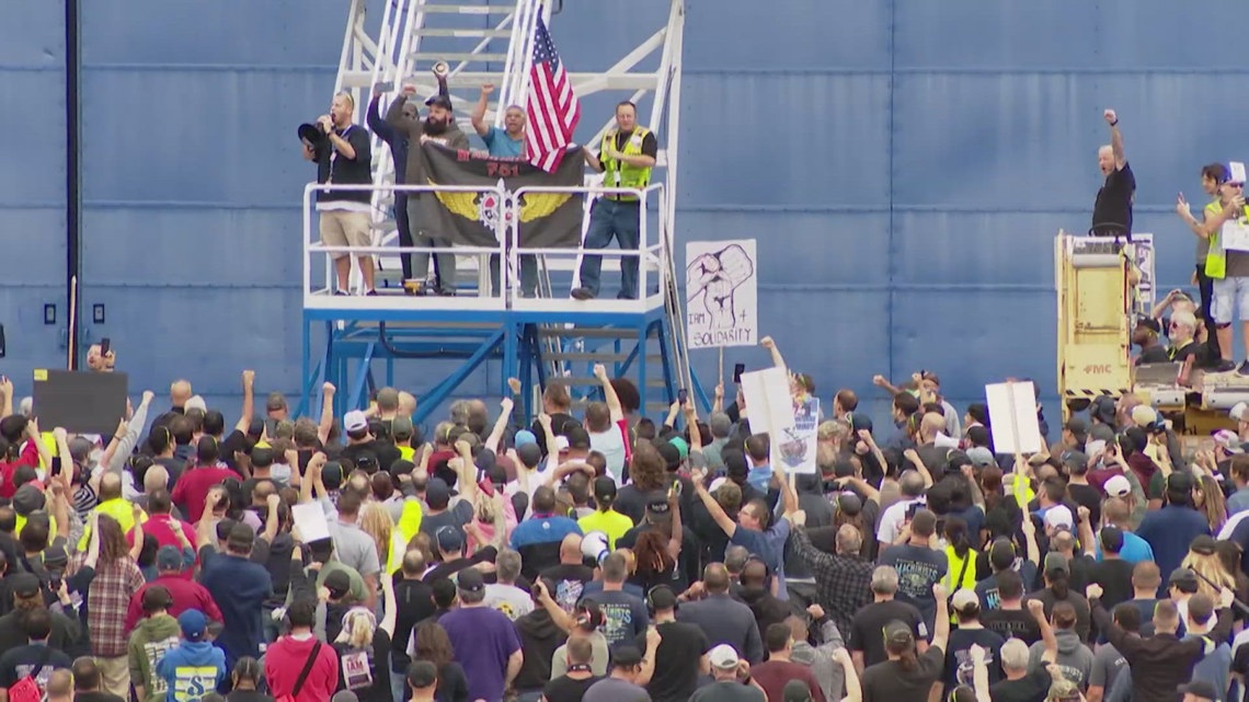 Machinists protest union's tentative deal with Boeing | kgw.com
