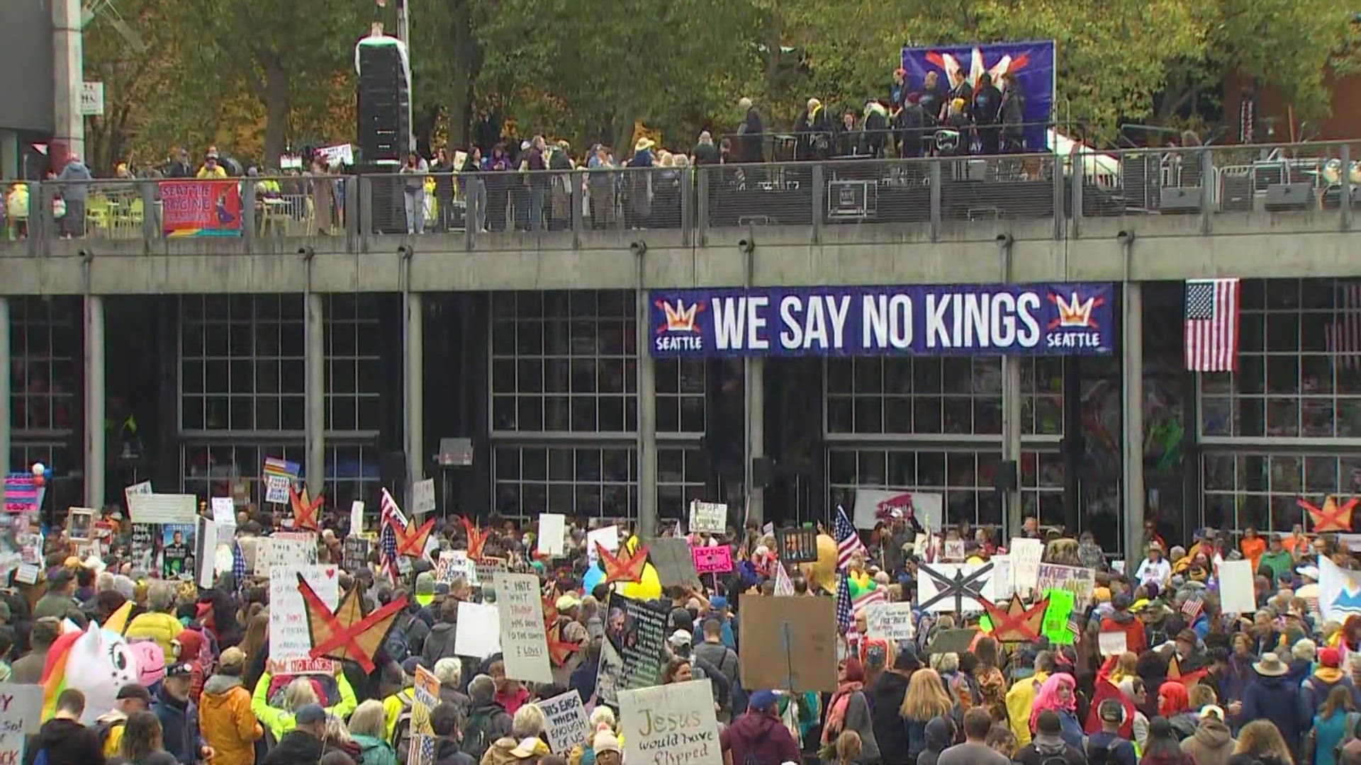 'No Kings' rallies surge across western Washington against Trump ...