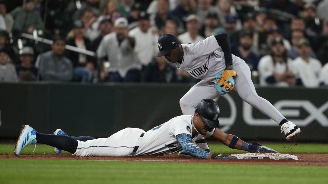 A flying bat and a baserunning mistake cost Mariners chance to make up ...