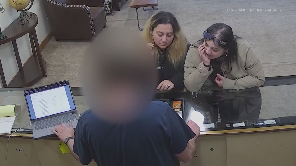 Police seek help to identify two robbery suspects | kgw.com