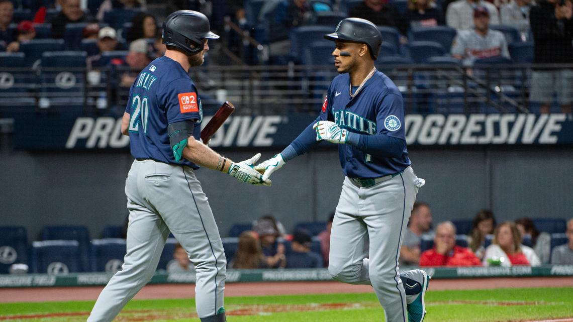 Mariners fall to Guardians 4-3 to tighten AL wild-card race | kgw.com