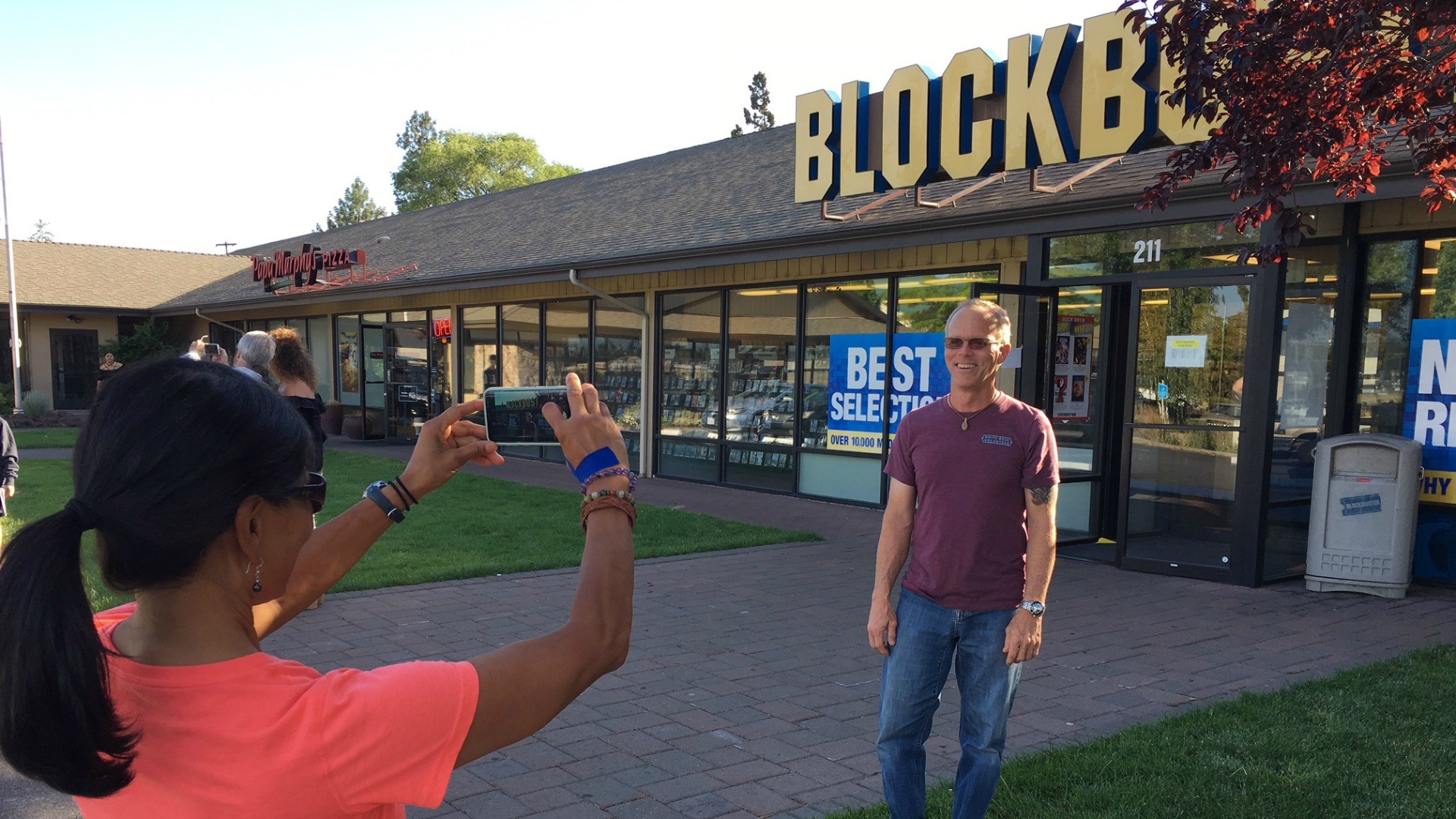 The last Blockbuster in America: How it survived while all others ...