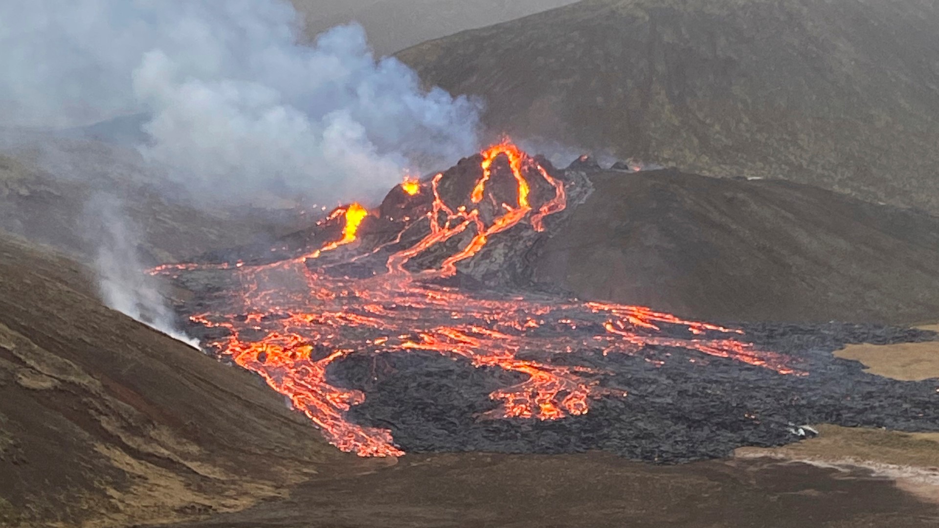 Iceland volcano eruption easing, flights not impacted | kgw.com
